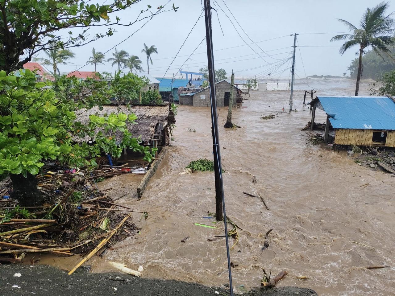 Cronaca meteo. Filippine devastate dal tifone Fung-Wong: 18 morti, 2 ...
