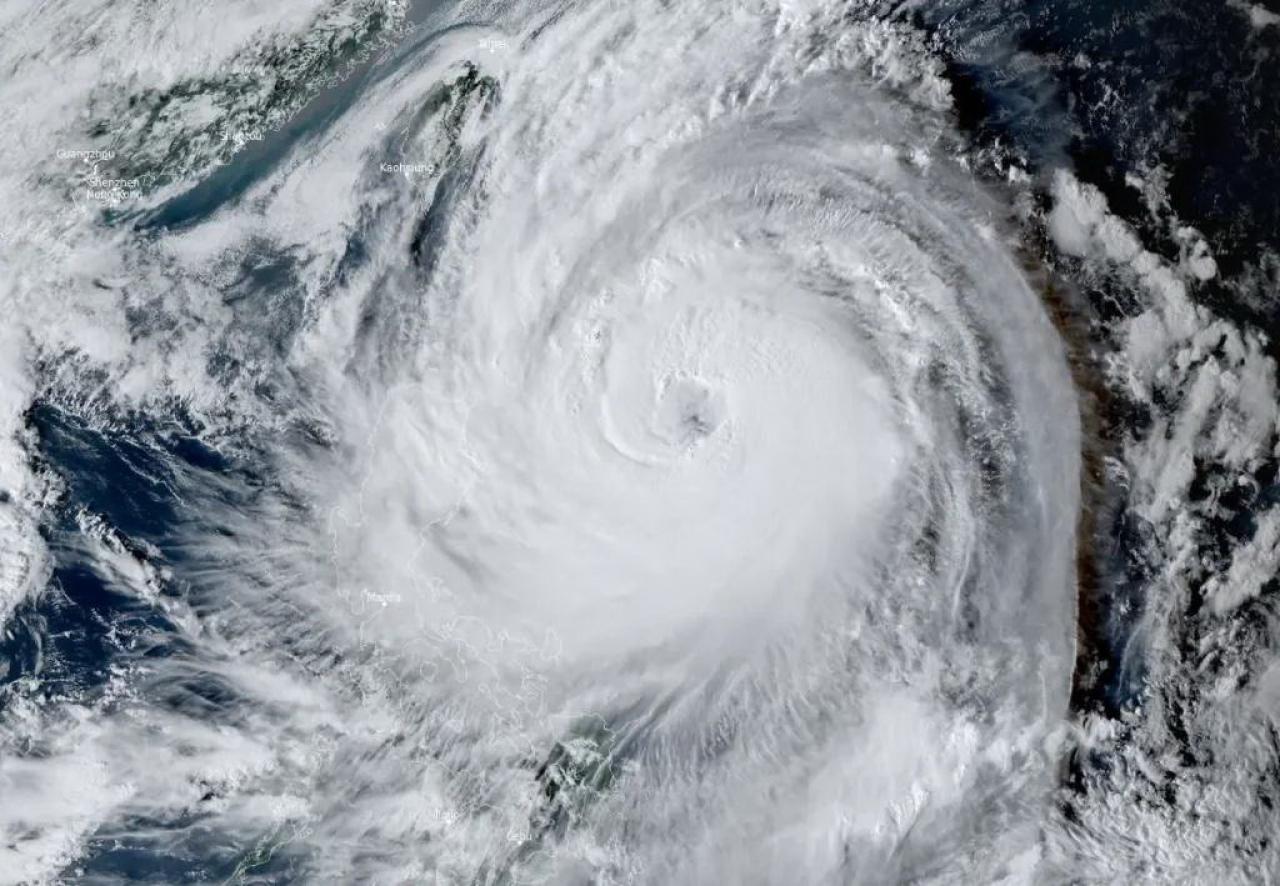 Cronaca Meteo - Sinlaku, il super tifone con venti fino a 295 km/h che ...