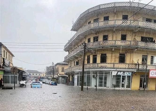 Cronaca meteo. Ghana, piogge torrenziali sommergono Takoradi. Strade ...
