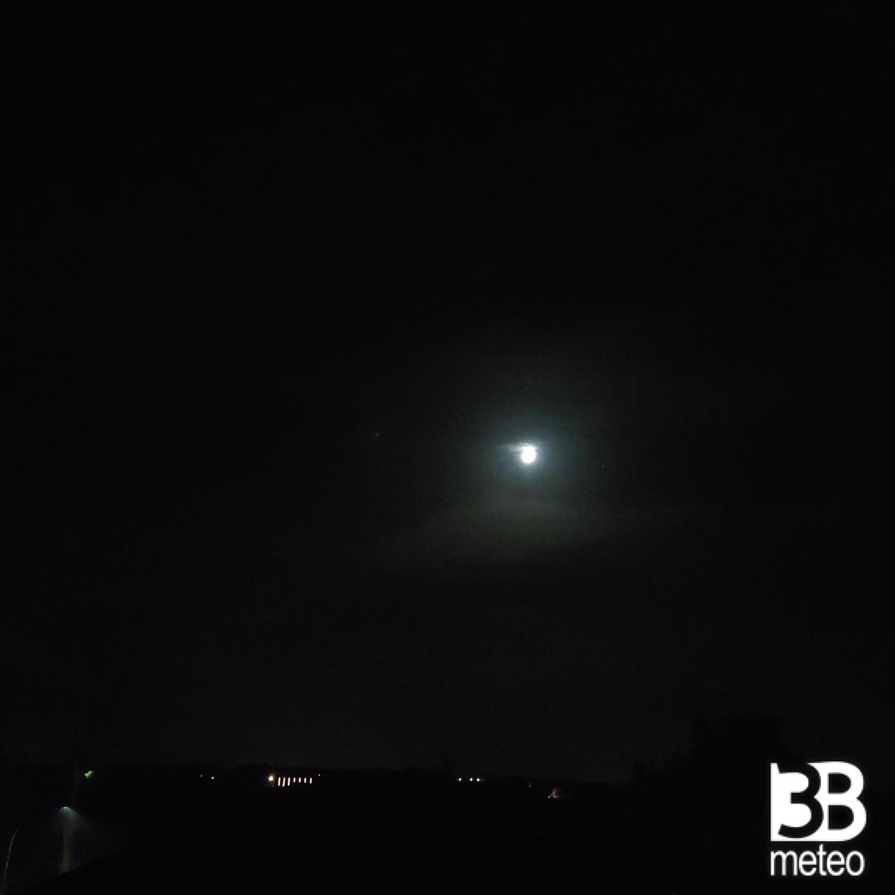 Foto Meteo: Tutto Buio..... Solo La Luna Con La Sua Luce.... « 3B Meteo
