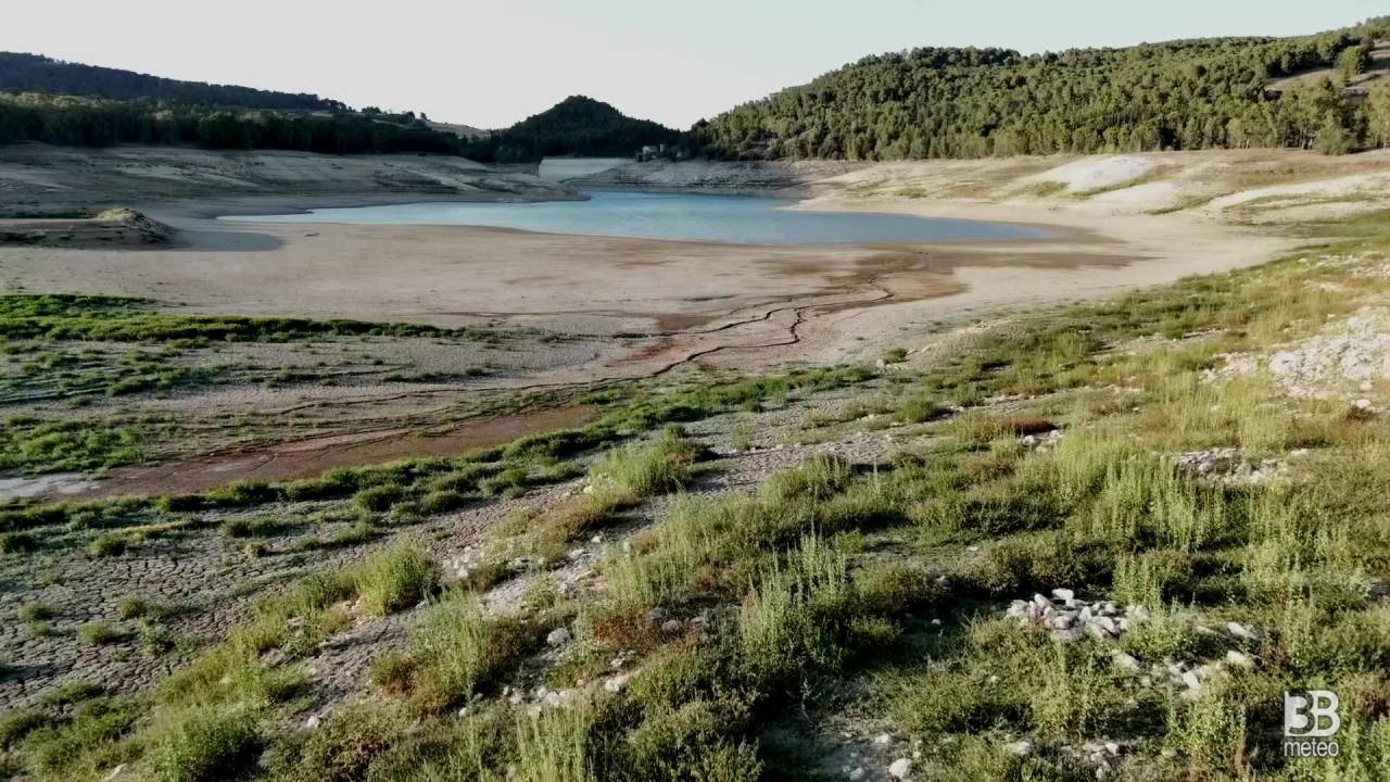 Cronaca siccità Lago Fanaco: le immagini aeree dall'invaso quasi vuoto ...