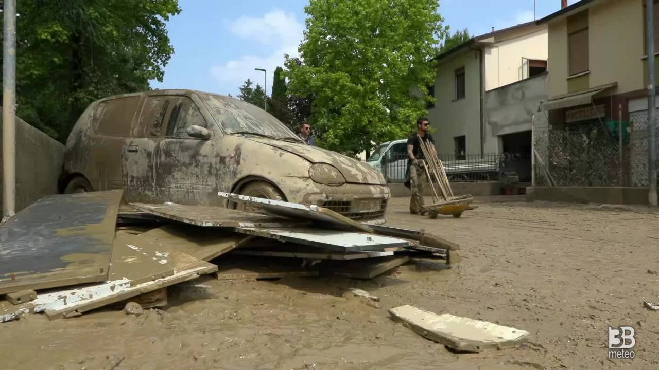 Cronaca diretta alluvione Faenza, si spala il fango: anche detriti per ...