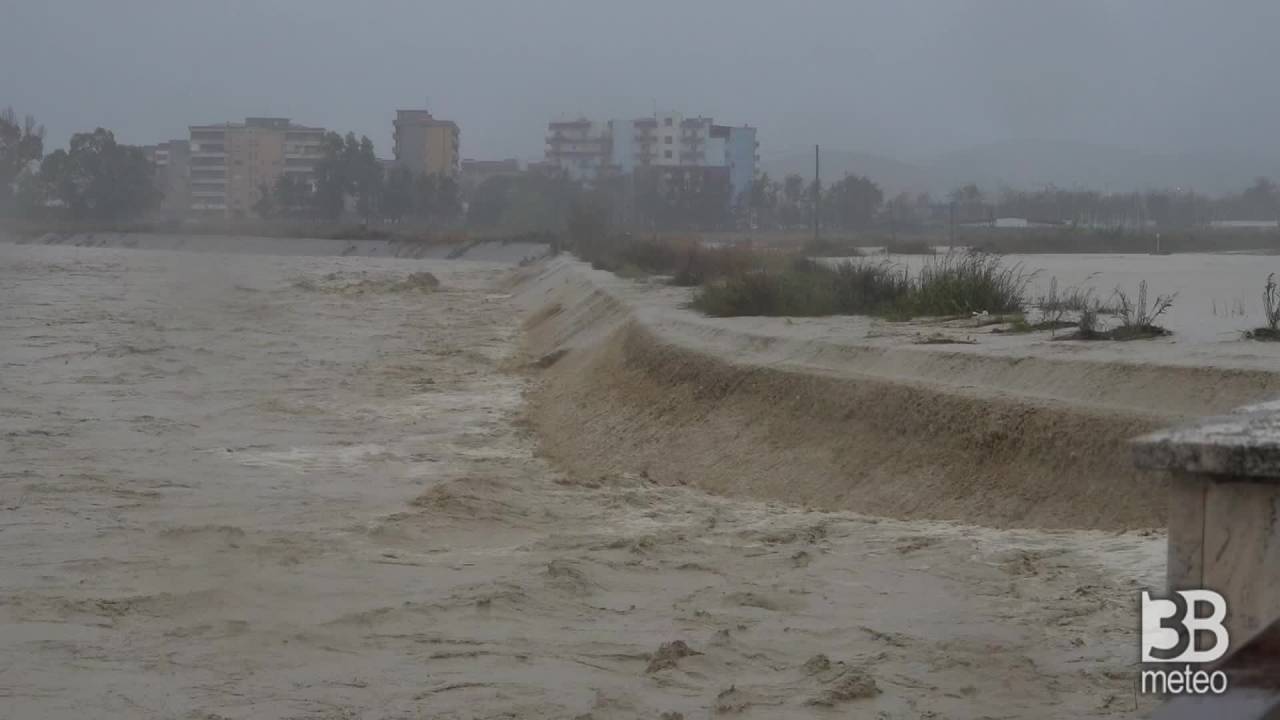 Video Meteo - Esonda Fiume Esaro: Auto Bloccate « 3B Meteo