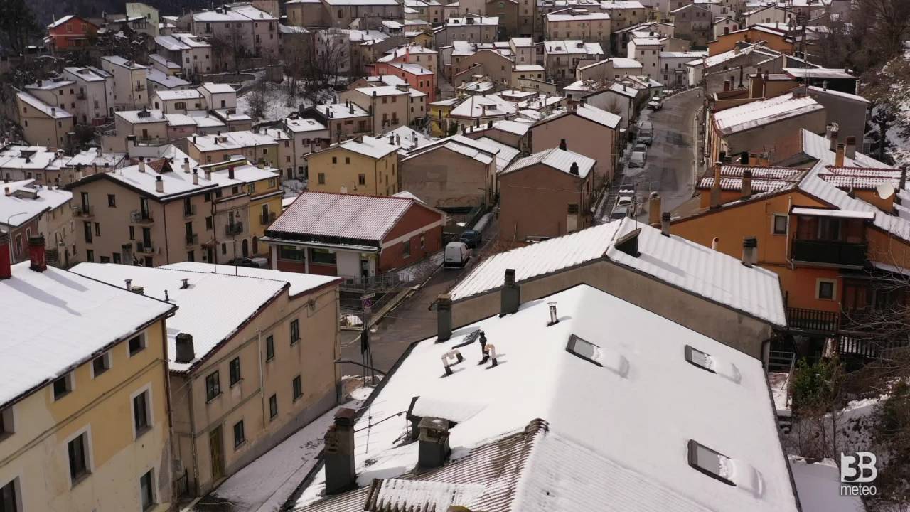 Cronaca meteo - Neve di primavera a Ovindoli: il sorvolo del drone ...
